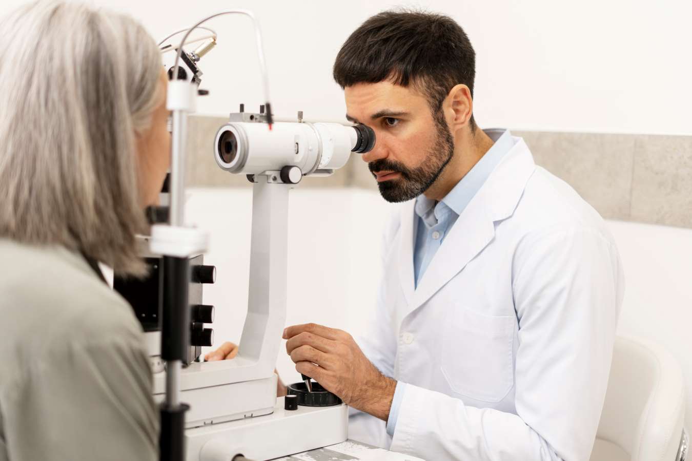 Ulcer cornean: tablou clinic și management terapeutic